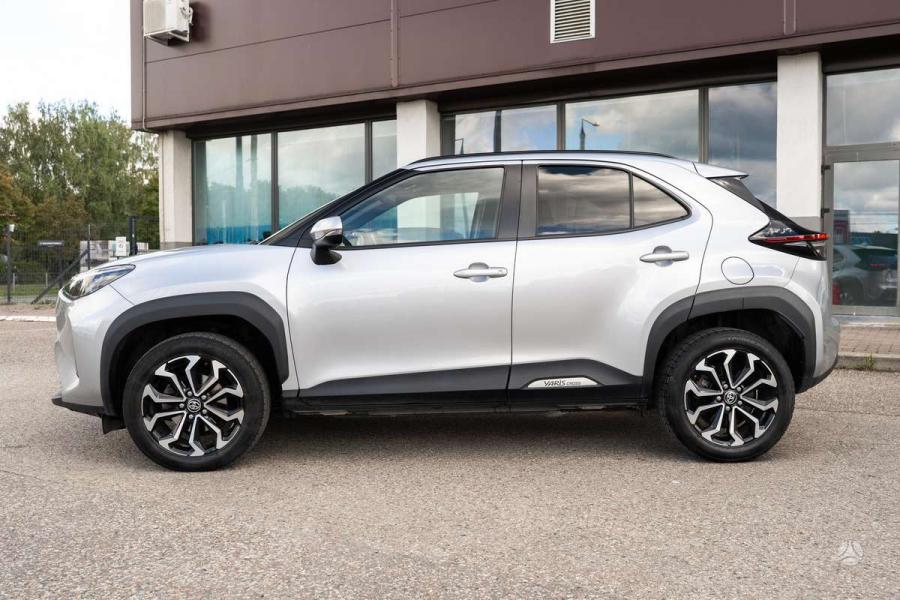 Pelēks Toyota Yaris Cross 2024 Viļņa, ar dzinēja tilpumu 1.49 L un nobraukumu 55 tūkst. km par 23950 €, foto 9 vietnē AUTOMOTO.COM.LV