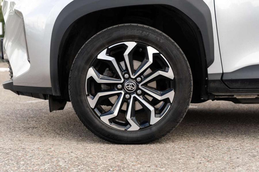 Pelēks Toyota Yaris Cross 2024 Viļņa, ar dzinēja tilpumu 1.49 L un nobraukumu 55 tūkst. km par 23950 €, foto 13 vietnē AUTOMOTO.COM.LV