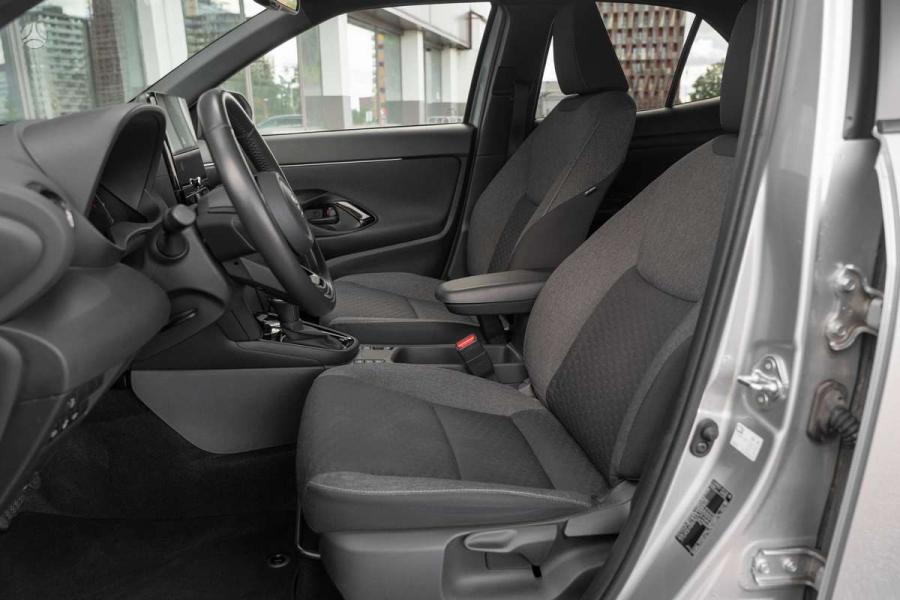 Pelēks Toyota Yaris Cross 2024 Viļņa, ar dzinēja tilpumu 1.49 L un nobraukumu 55 tūkst. km par 23950 €, foto 15 vietnē AUTOMOTO.COM.LV