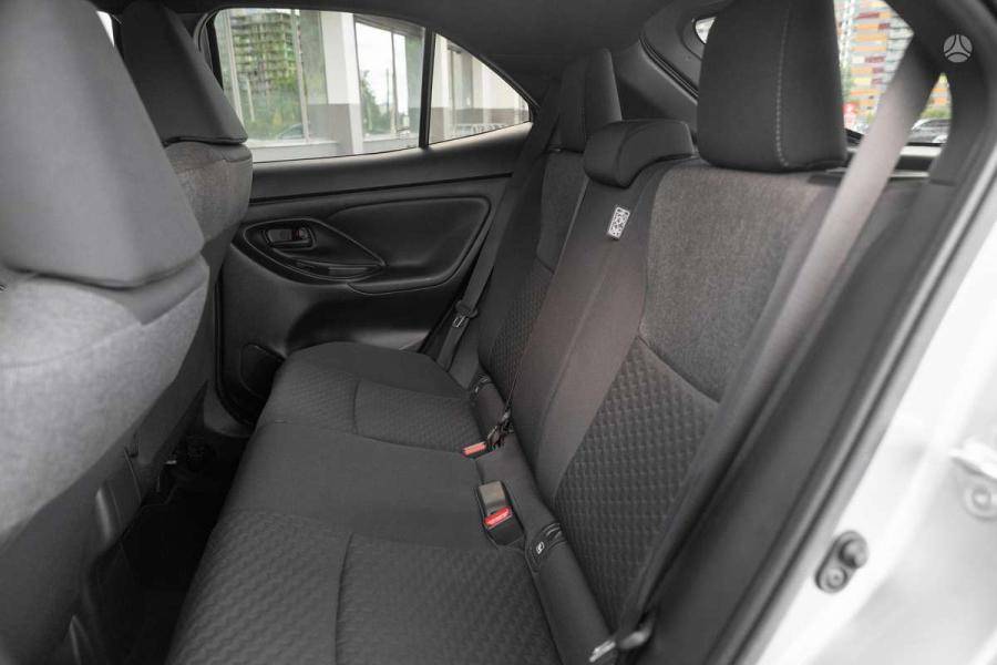 Pelēks Toyota Yaris Cross 2024 Viļņa, ar dzinēja tilpumu 1.49 L un nobraukumu 55 tūkst. km par 23950 €, foto 17 vietnē AUTOMOTO.COM.LV