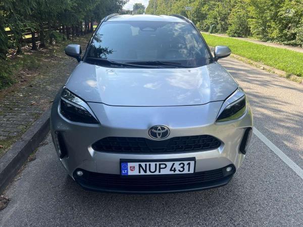 Pelēks Toyota Yaris Cross 2025 Kauņa, ar dzinēja tilpumu 1.50 L un nobraukumu 16 tūkst. km par 21000 €, foto 2 vietnē AUTOMOTO.COM.LV