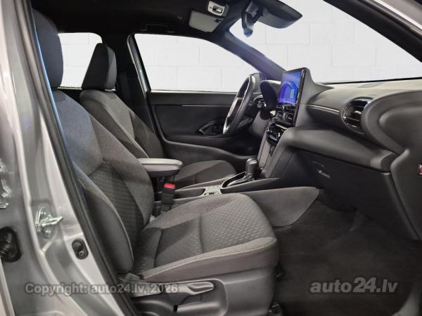 Pelēks Toyota Yaris Cross 2025 Tallina, ar dzinēja tilpumu 1.50 L un nobraukumu 17 tūkst. km par 24990 €, foto 7 vietnē AUTOMOTO.COM.LV
