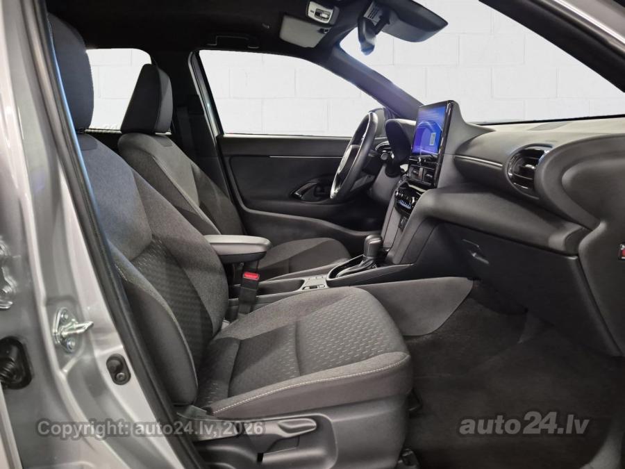 Серый Тойота Yaris Cross 2025 в Таллин, объемом двигателя 1.50 л и пробегом 17 тыс. км за 24990 €, фото 7 на AUTOMOTO.COM.LV