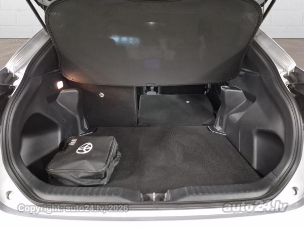 Pelēks Toyota Yaris Cross 2025 Tallina, ar dzinēja tilpumu 1.50 L un nobraukumu 17 tūkst. km par 24990 €, foto 11 vietnē AUTOMOTO.COM.LV