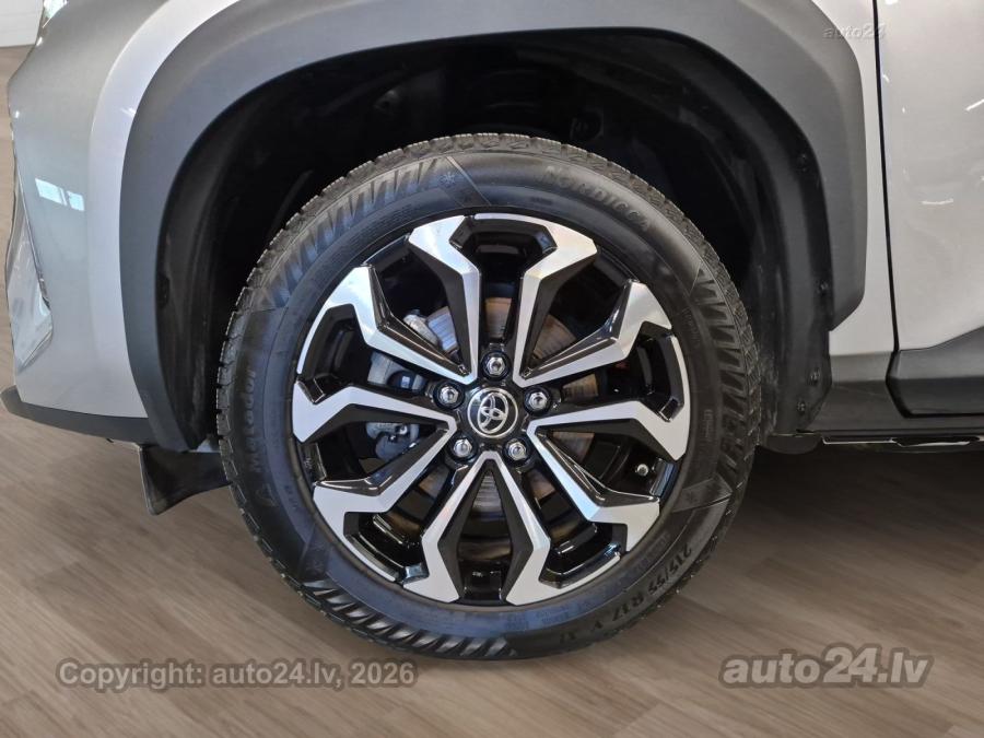Серый Тойота Yaris Cross 2025 в Таллин, объемом двигателя 1.50 л и пробегом 17 тыс. км за 24990 €, фото 16 на AUTOMOTO.COM.LV