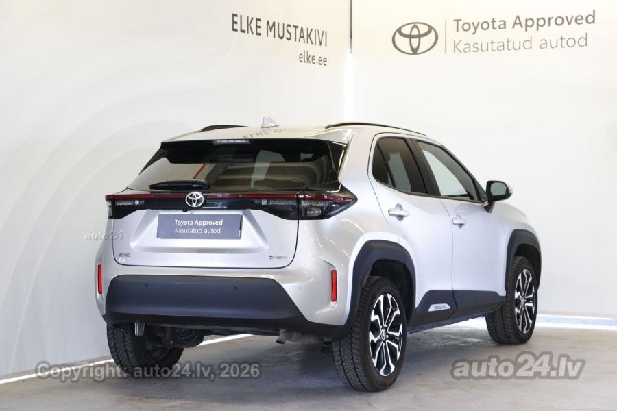 Pelēks Toyota Yaris Cross 2025 Tallina, ar dzinēja tilpumu 1.49 L un nobraukumu 31 tūkst. km par 24500 €, foto 3 vietnē AUTOMOTO.COM.LV