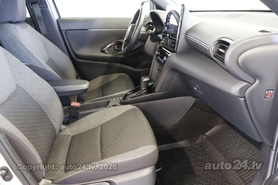 Pelēks Toyota Yaris Cross 2025 Tallina, ar dzinēja tilpumu 1.49 L un nobraukumu 31 tūkst. km par 24500 €, foto 7 vietnē AUTOMOTO.COM.LV
