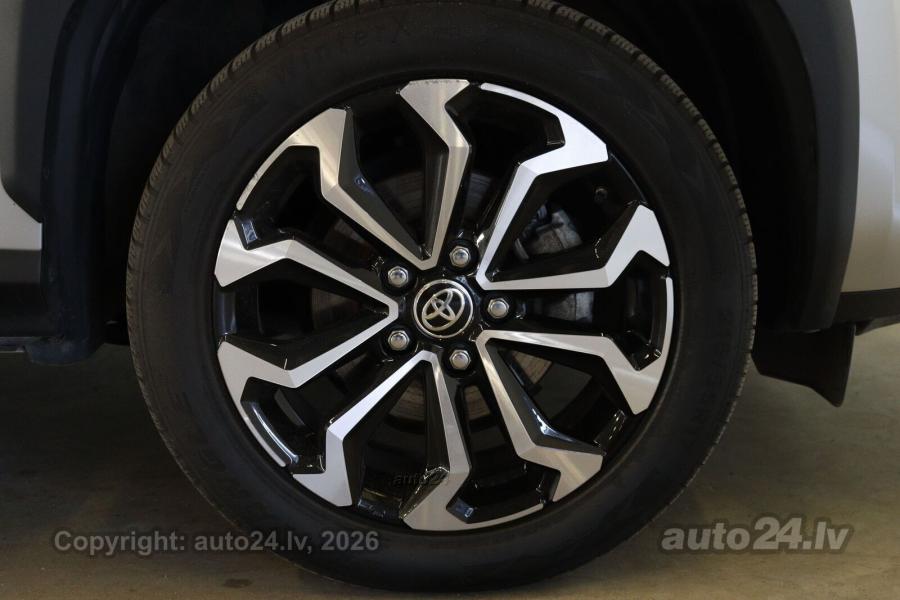 Pelēks Toyota Yaris Cross 2025 Tallina, ar dzinēja tilpumu 1.49 L un nobraukumu 31 tūkst. km par 24500 €, foto 16 vietnē AUTOMOTO.COM.LV