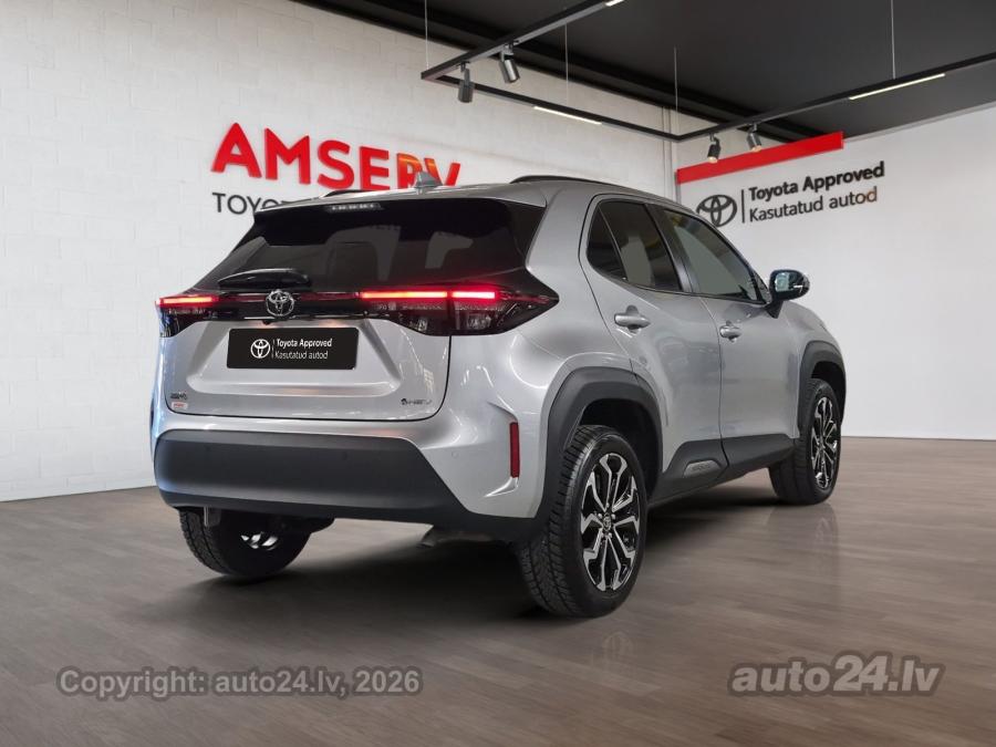 Pelēks Toyota Yaris Cross 2025 Tallina, ar dzinēja tilpumu 1.50 L un nobraukumu 29 tūkst. km par 24490 €, foto 3 vietnē AUTOMOTO.COM.LV