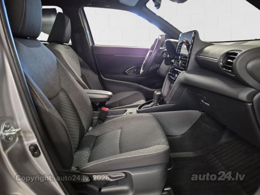 Pelēks Toyota Yaris Cross 2025 Tallina, ar dzinēja tilpumu 1.50 L un nobraukumu 29 tūkst. km par 24490 €, foto 7 vietnē AUTOMOTO.COM.LV