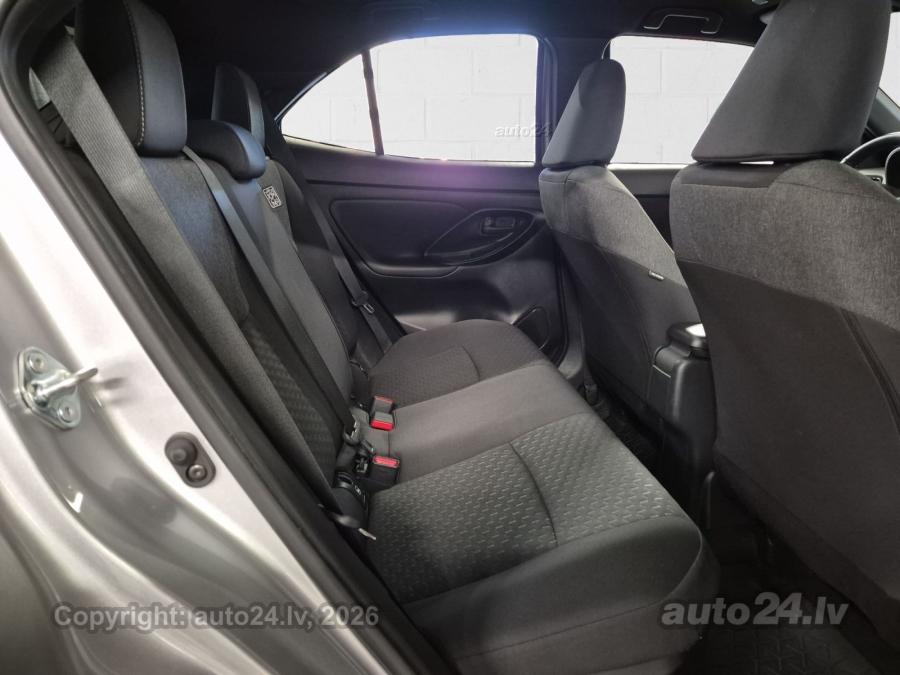 Pelēks Toyota Yaris Cross 2025 Tallina, ar dzinēja tilpumu 1.50 L un nobraukumu 29 tūkst. km par 24490 €, foto 8 vietnē AUTOMOTO.COM.LV