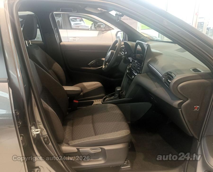 Grey Toyota Yaris Cross 2026 in Narva, with an engine capacity of 1.50 L and mileage of 0 thousand km for 27500 €, photo 10 on AUTOMOTO.COM.LV
