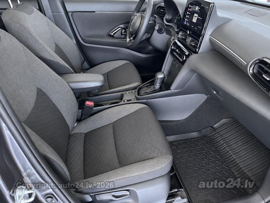 Серый Тойота Yaris Cross 2026 в Таллин, объемом двигателя 1.50 л и пробегом 12 тыс. км за 25990 €, фото 9 на AUTOMOTO.COM.LV