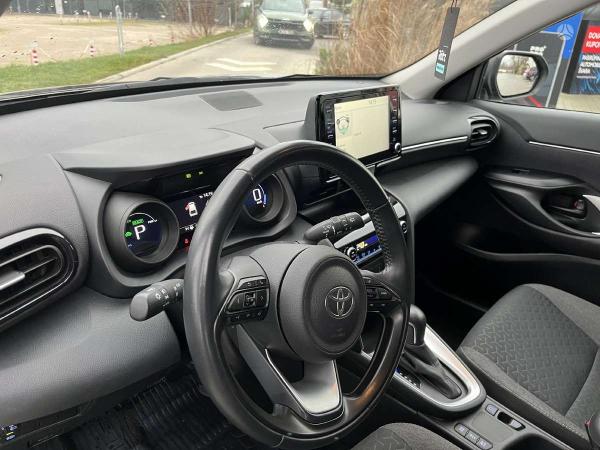 Grey Toyota Yaris Cross 2024 in Vilnius, with an engine capacity of 1.50 L and mileage of 15 thousand km for 19780 €, photo 11 on AUTOMOTO.COM.LV