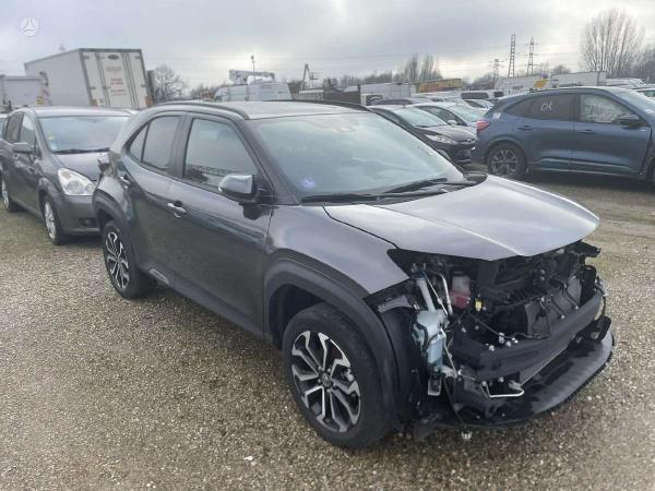 Pelēks Toyota Yaris Cross 2024 Tauragė, ar dzinēja tilpumu 1.50 L un nobraukumu 23 tūkst. km par 13300 €, foto 2 vietnē AUTOMOTO.COM.LV
