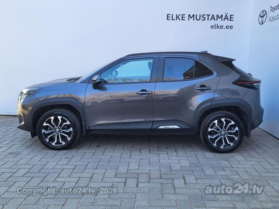 Grey Toyota Yaris Cross 2024 in Tallinn, with an engine capacity of 1.49 L and mileage of 35 thousand km for 23995 €, photo 3 on AUTOMOTO.COM.LV