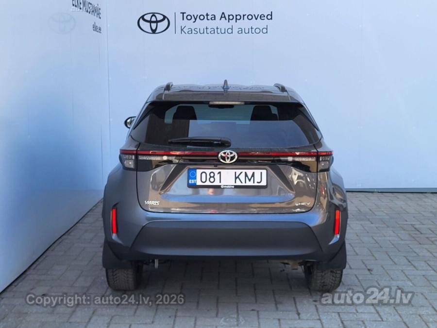 Grey Toyota Yaris Cross 2024 in Tallinn, with an engine capacity of 1.49 L and mileage of 35 thousand km for 23995 €, photo 4 on AUTOMOTO.COM.LV