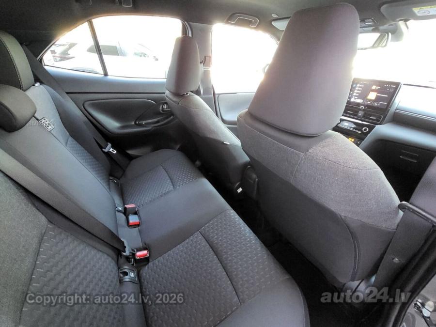 Grey Toyota Yaris Cross 2024 in Tallinn, with an engine capacity of 1.49 L and mileage of 35 thousand km for 23995 €, photo 7 on AUTOMOTO.COM.LV