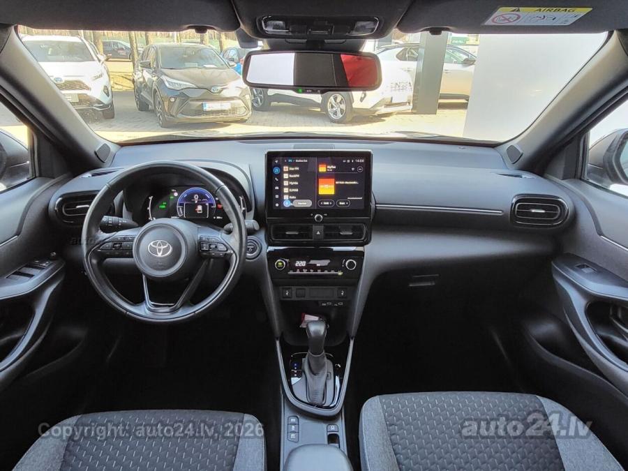Grey Toyota Yaris Cross 2024 in Tallinn, with an engine capacity of 1.49 L and mileage of 35 thousand km for 23995 €, photo 8 on AUTOMOTO.COM.LV