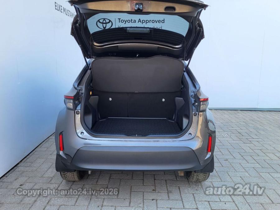 Grey Toyota Yaris Cross 2024 in Tallinn, with an engine capacity of 1.49 L and mileage of 35 thousand km for 23995 €, photo 9 on AUTOMOTO.COM.LV