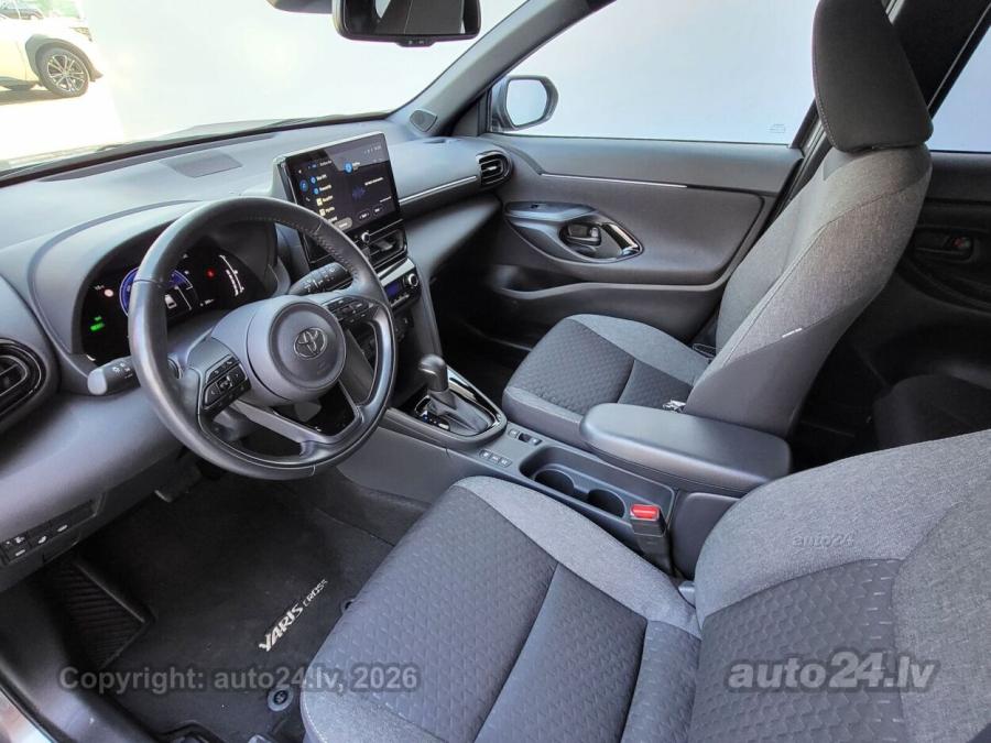 Grey Toyota Yaris Cross 2024 in Tallinn, with an engine capacity of 1.49 L and mileage of 35 thousand km for 23995 €, photo 10 on AUTOMOTO.COM.LV