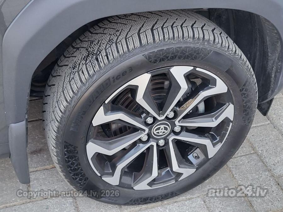 Grey Toyota Yaris Cross 2024 in Tallinn, with an engine capacity of 1.49 L and mileage of 35 thousand km for 23995 €, photo 14 on AUTOMOTO.COM.LV