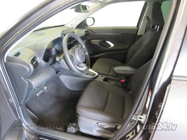 Pelēks Toyota Yaris Cross 2025 Tallina, ar dzinēja tilpumu 1.49 L un nobraukumu 16 tūkst. km par 23990 €, foto 4 vietnē AUTOMOTO.COM.LV