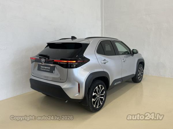 Grey Toyota Yaris Cross 2026 in Rakvere, with an engine capacity of 1.49 L and mileage of 1 thousand km for 28990 €, photo 3 on AUTOMOTO.COM.LV