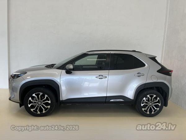 Grey Toyota Yaris Cross 2026 in Rakvere, with an engine capacity of 1.49 L and mileage of 1 thousand km for 28990 €, photo 4 on AUTOMOTO.COM.LV