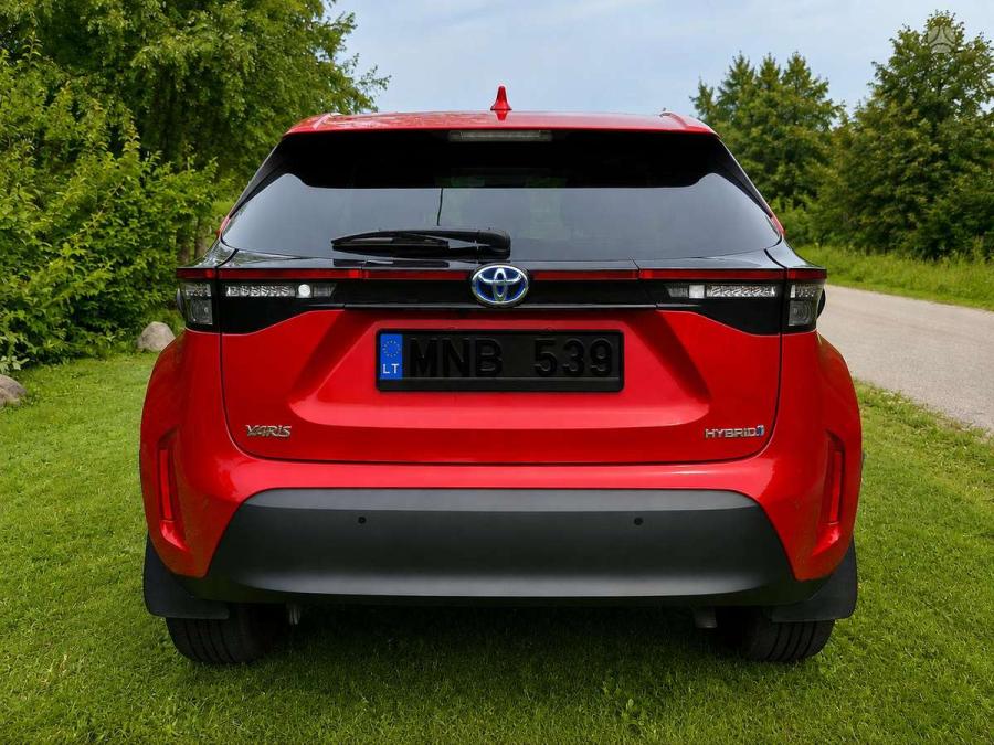 Red Toyota Yaris Cross 2023 in Trakai, with an engine capacity of 1.49 L and mileage of 48 thousand km for 25000 €, photo 3 on AUTOMOTO.COM.LV
