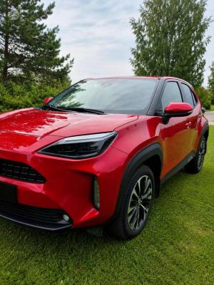Red Toyota Yaris Cross 2023 in Trakai, with an engine capacity of 1.49 L and mileage of 48 thousand km for 25000 €, photo 4 on AUTOMOTO.COM.LV