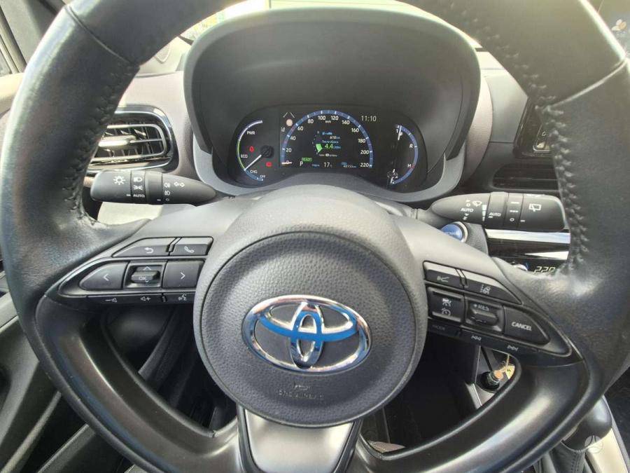 Red Toyota Yaris Cross 2023 in Trakai, with an engine capacity of 1.49 L and mileage of 48 thousand km for 25000 €, photo 6 on AUTOMOTO.COM.LV