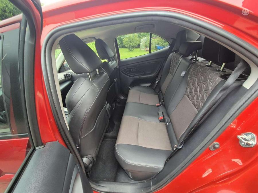 Red Toyota Yaris Cross 2023 in Trakai, with an engine capacity of 1.49 L and mileage of 48 thousand km for 25000 €, photo 7 on AUTOMOTO.COM.LV