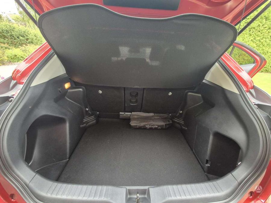 Red Toyota Yaris Cross 2023 in Trakai, with an engine capacity of 1.49 L and mileage of 48 thousand km for 25000 €, photo 8 on AUTOMOTO.COM.LV