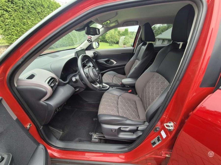 Red Toyota Yaris Cross 2023 in Trakai, with an engine capacity of 1.49 L and mileage of 48 thousand km for 25000 €, photo 9 on AUTOMOTO.COM.LV