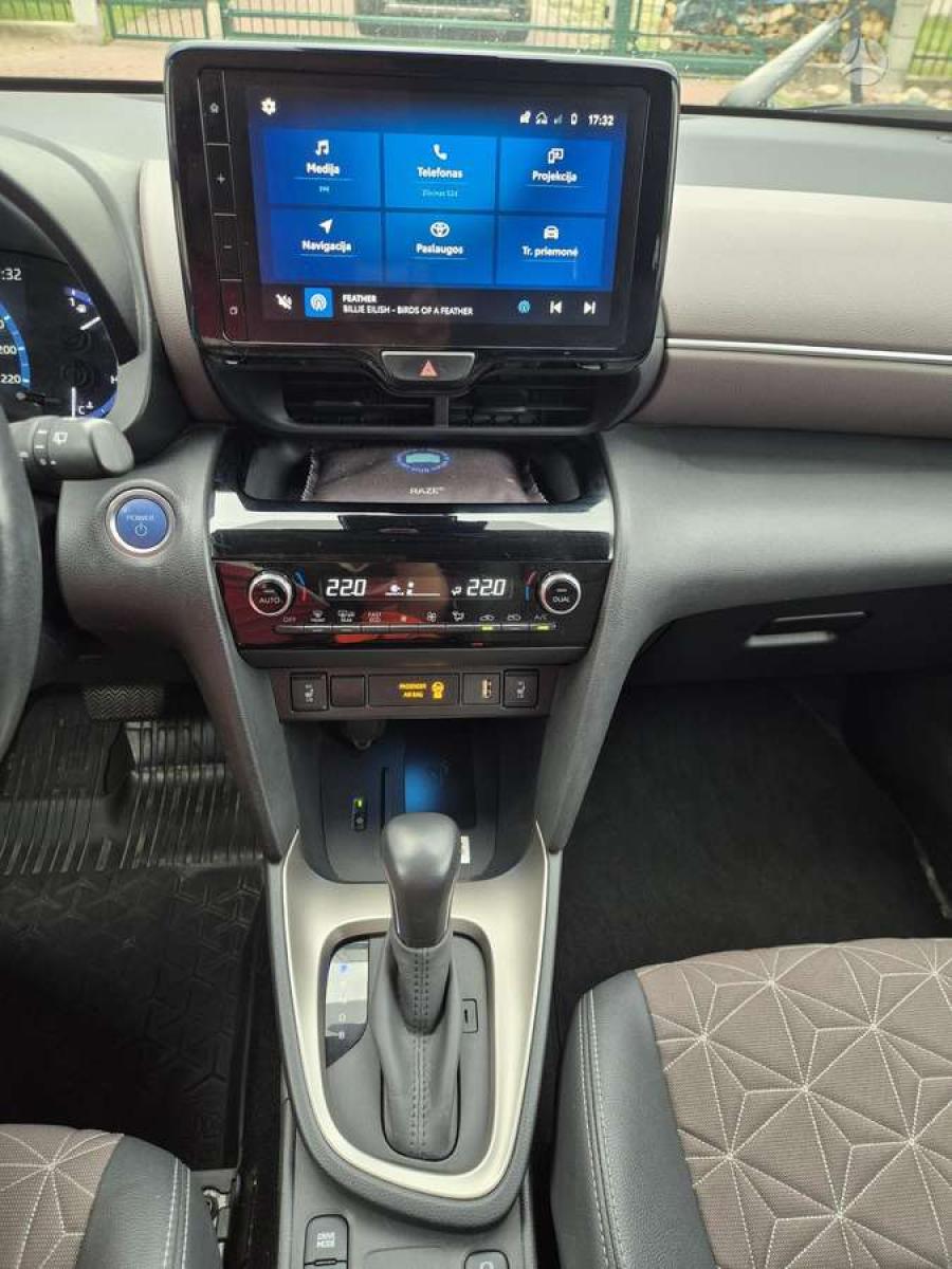 Red Toyota Yaris Cross 2023 in Trakai, with an engine capacity of 1.49 L and mileage of 48 thousand km for 25000 €, photo 12 on AUTOMOTO.COM.LV