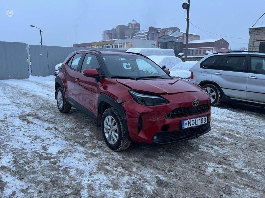 Sarkans Toyota Yaris Cross 2024 Kauņa, ar dzinēja tilpumu 1.49 L un nobraukumu 30 tūkst. km par 12400 €, foto 2 vietnē AUTOMOTO.COM.LV