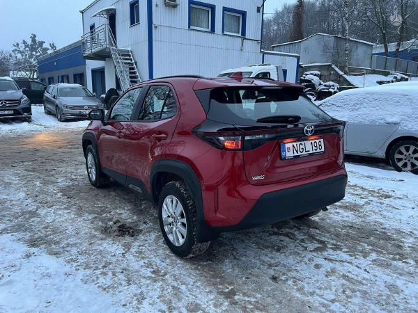 Red Toyota Yaris Cross 2024 in Kaunas, with an engine capacity of 1.49 L and mileage of 30 thousand km for 12400 €, photo 3 on AUTOMOTO.COM.LV