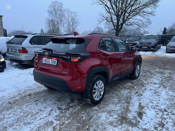 Red Toyota Yaris Cross 2024 in Kaunas, with an engine capacity of 1.49 L and mileage of 30 thousand km for 12400 €, photo 4 on AUTOMOTO.COM.LV