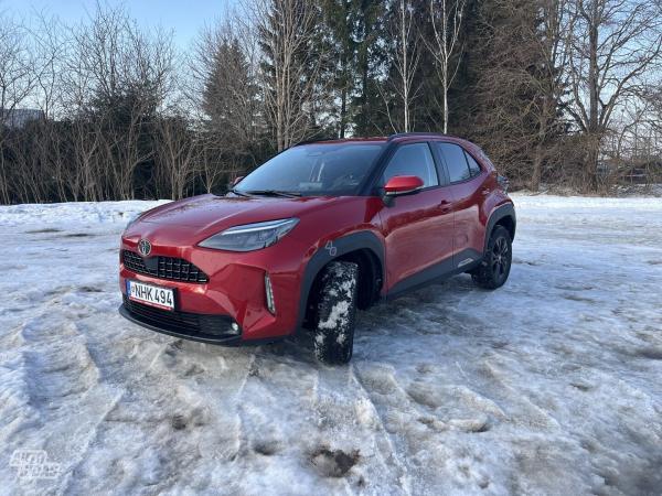 Sarkans Toyota Yaris Cross 2024 Viļņa, ar dzinēja tilpumu 1.50 L un nobraukumu 13 tūkst. km par 25000 €, foto 2 vietnē AUTOMOTO.COM.LV