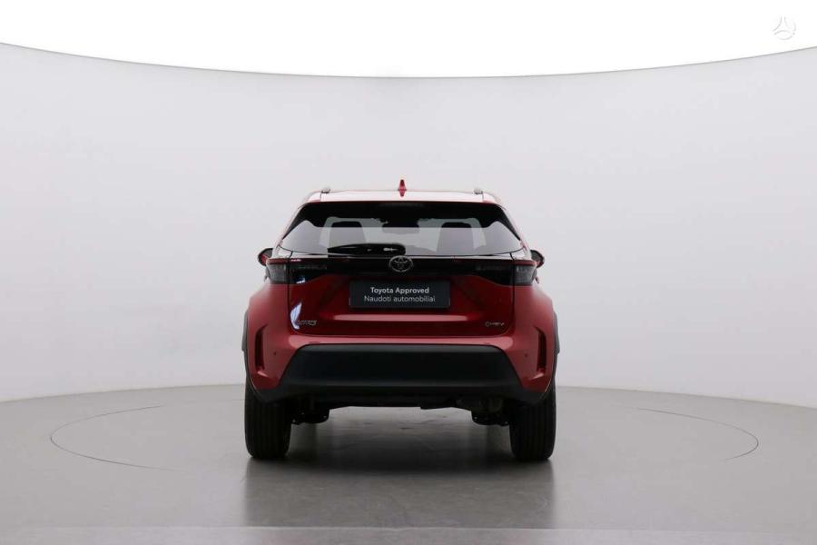 Red Toyota Yaris Cross 2024 in Vilnius, with an engine capacity of 1.49 L and mileage of 38 thousand km for 24900 €, photo 6 on AUTOMOTO.COM.LV