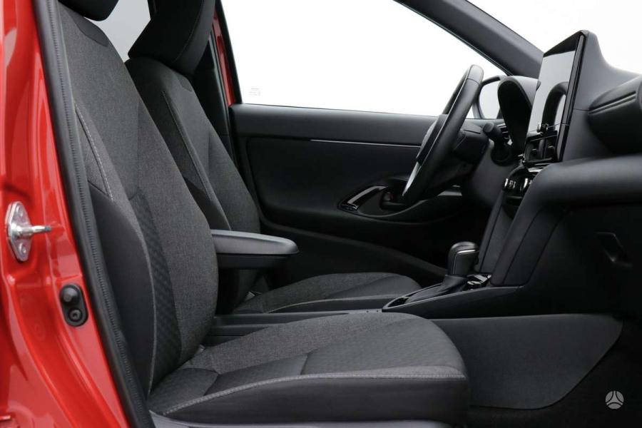 Red Toyota Yaris Cross 2024 in Vilnius, with an engine capacity of 1.49 L and mileage of 38 thousand km for 24900 €, photo 10 on AUTOMOTO.COM.LV
