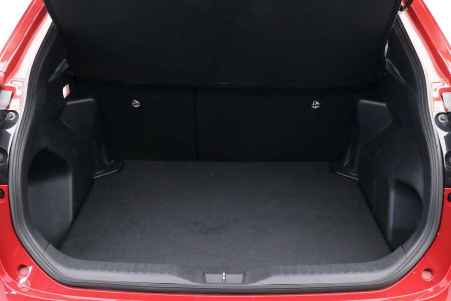 Red Toyota Yaris Cross 2024 in Vilnius, with an engine capacity of 1.49 L and mileage of 38 thousand km for 24900 €, photo 12 on AUTOMOTO.COM.LV