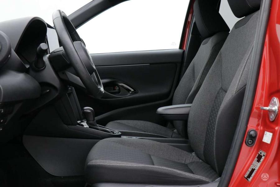 Red Toyota Yaris Cross 2024 in Vilnius, with an engine capacity of 1.49 L and mileage of 38 thousand km for 24900 €, photo 13 on AUTOMOTO.COM.LV