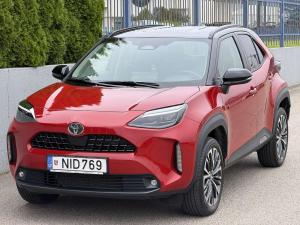 Sarkans Toyota Yaris Cross 2025 Viļņa, ar dzinēja tilpumu 1.49 L un nobraukumu 7 tūkst. km par 30500 €, foto  vietnē AUTOMOTO.COM.LV