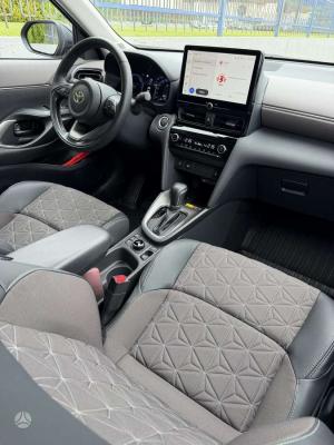 Sarkans Toyota Yaris Cross 2025 Viļņa, ar dzinēja tilpumu 1.49 L un nobraukumu 7 tūkst. km par 30500 €, foto 13 vietnē AUTOMOTO.COM.LV