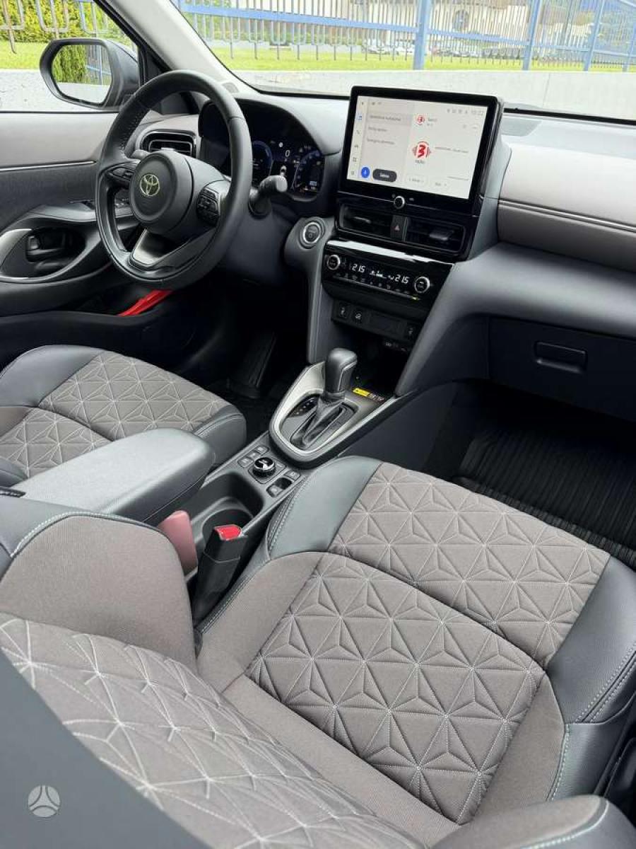 Sarkans Toyota Yaris Cross 2025 Viļņa, ar dzinēja tilpumu 1.49 L un nobraukumu 7 tūkst. km par 30500 €, foto 13 vietnē AUTOMOTO.COM.LV