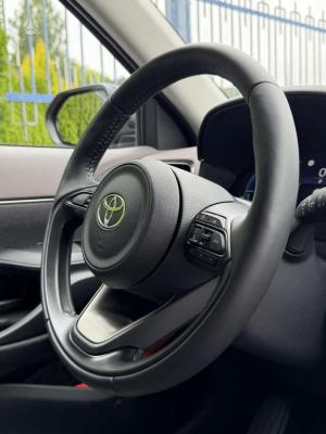 Sarkans Toyota Yaris Cross 2025 Viļņa, ar dzinēja tilpumu 1.49 L un nobraukumu 7 tūkst. km par 30500 €, foto 15 vietnē AUTOMOTO.COM.LV