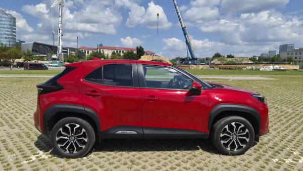 Sarkans Toyota Yaris Cross 2022 Viļņa, ar dzinēja tilpumu 1.49 L un nobraukumu 60 tūkst. km par 20000 €, foto 4 vietnē AUTOMOTO.COM.LV