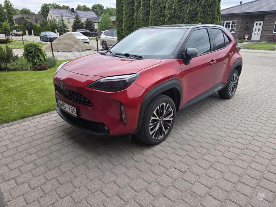 Red Toyota Yaris Cross 2022 in Kaunas, with an engine capacity of 1.49 L and mileage of 33 thousand km for 25000 €, photo 1 on AUTOMOTO.COM.LV